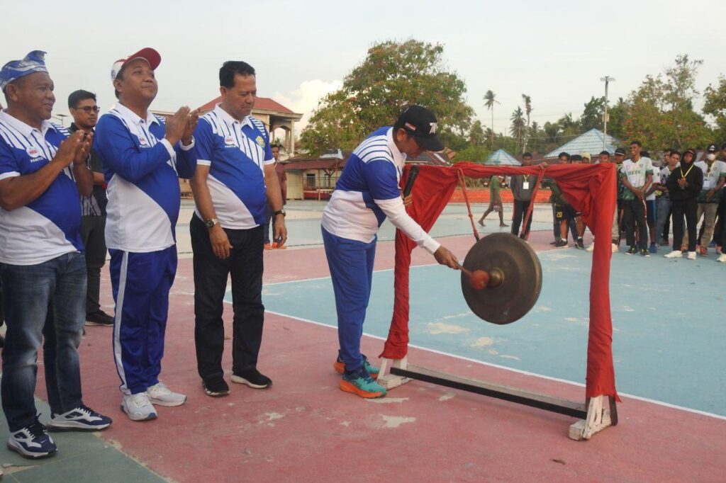 Buka Turnamen Voli Se-Buteng, PJ Bupati Sentil KONI dan Dispora ...