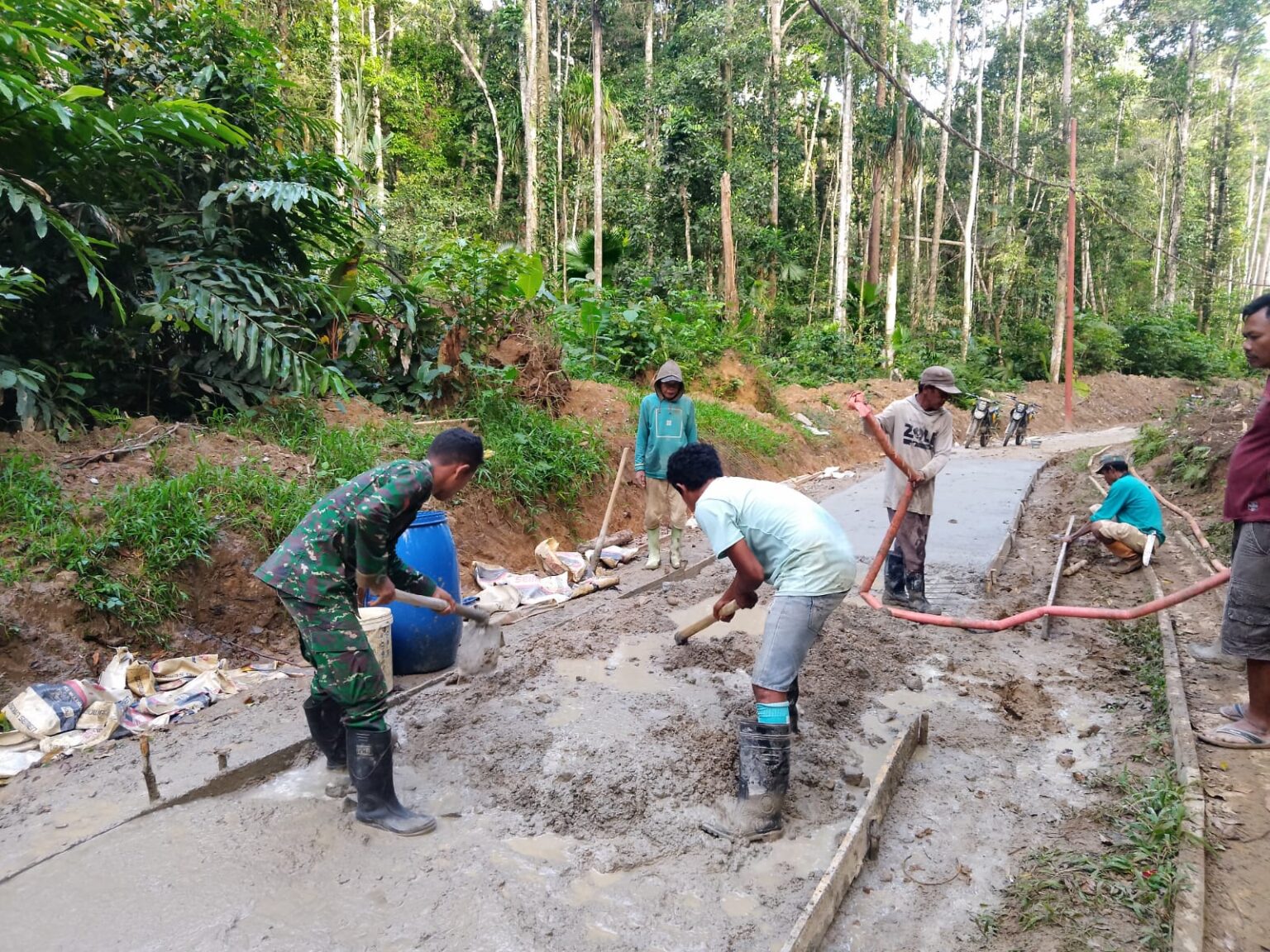 Jalan Rabat Beton Permudah Warga Pinogu Jangkau Fasilitas Desa ...